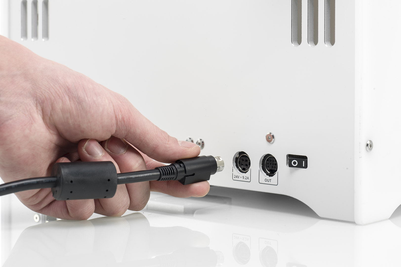 Installing the Ultimaker 2+ Connect hardware components