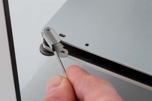 Installing the Ultimaker 2 Go hardware accessories