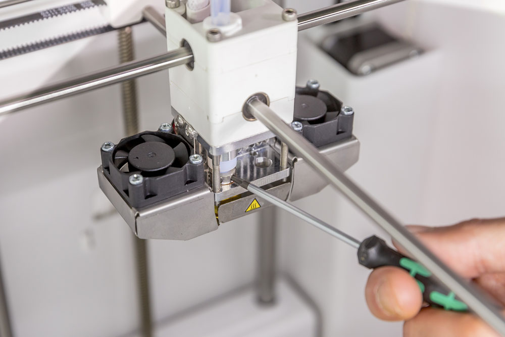 Retighten the UltiMaker 2+ Connect hot end isolator