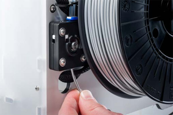 How to load material on UltiMaker printers